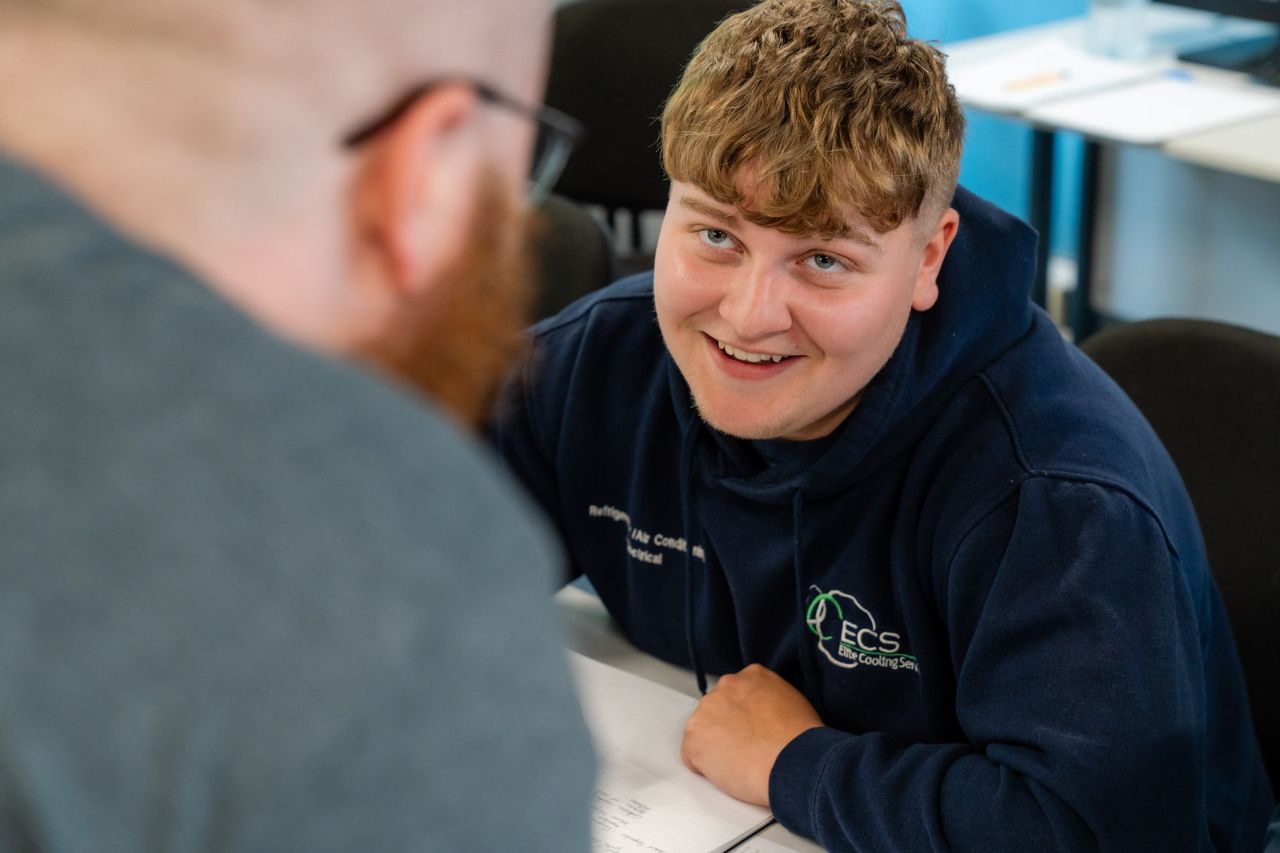 Traineeship vs Apprenticeship: Which is the Best Choice for Your Business?