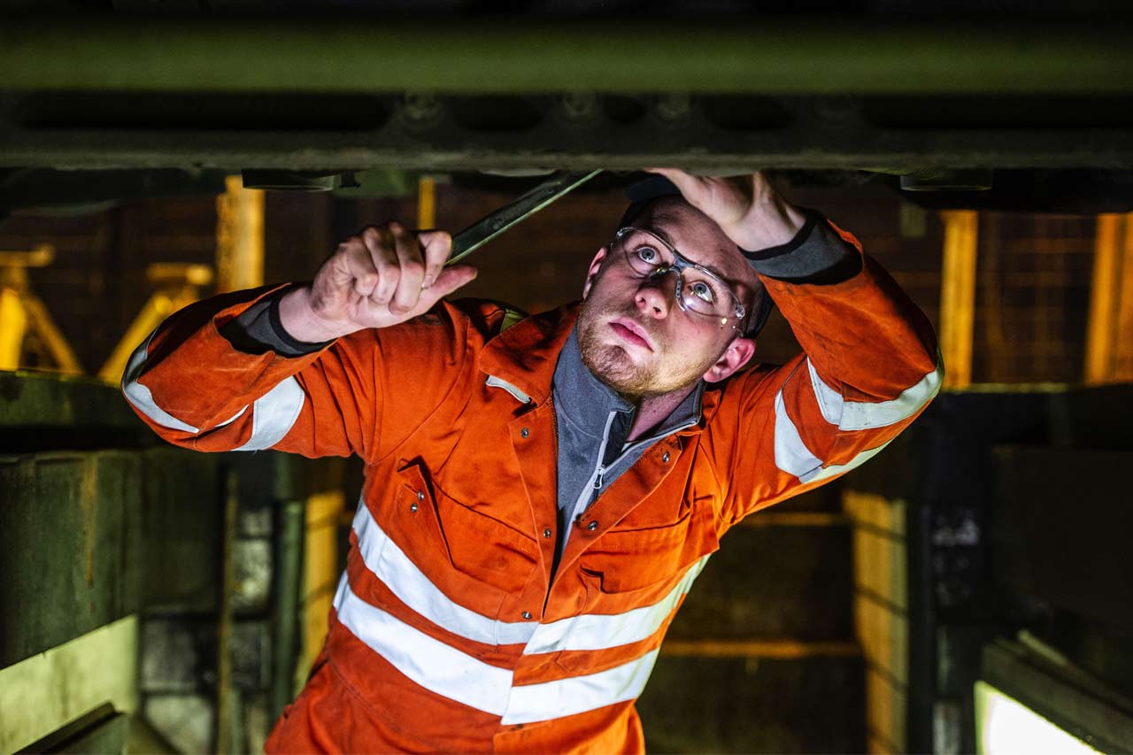 How to Become a Commercial Vehicle Engineer | Total People