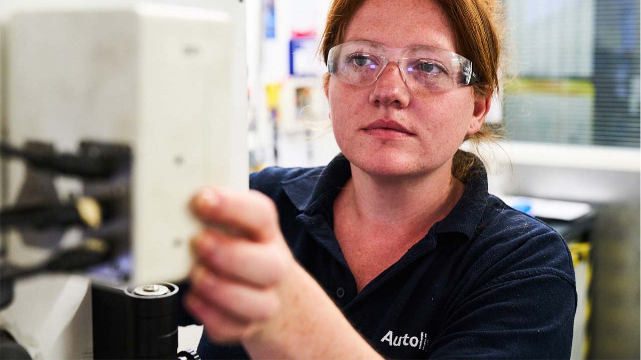 What Qualifications Do You Need to Be an Engineer? | Total People